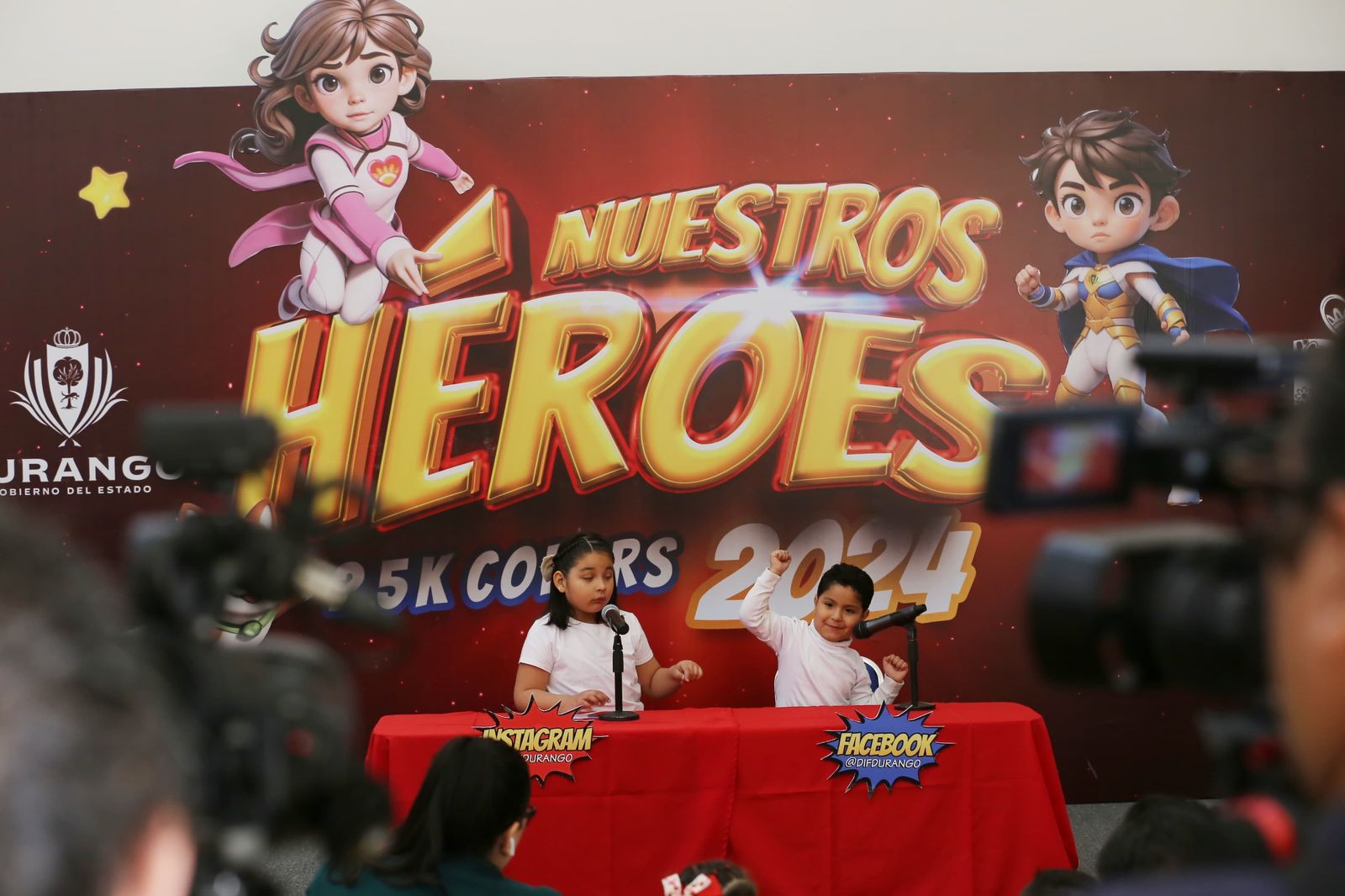 Pequeñitos presentan programa “Nuestros Héroes 2024” – Desarrollo Integral de la Familia
